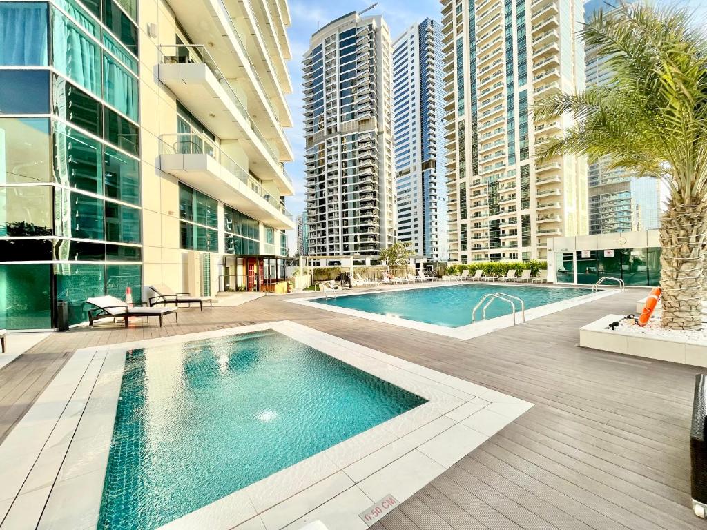 Marina & Palm View - High Floor 2BR near JBR, Dubái (precios ...