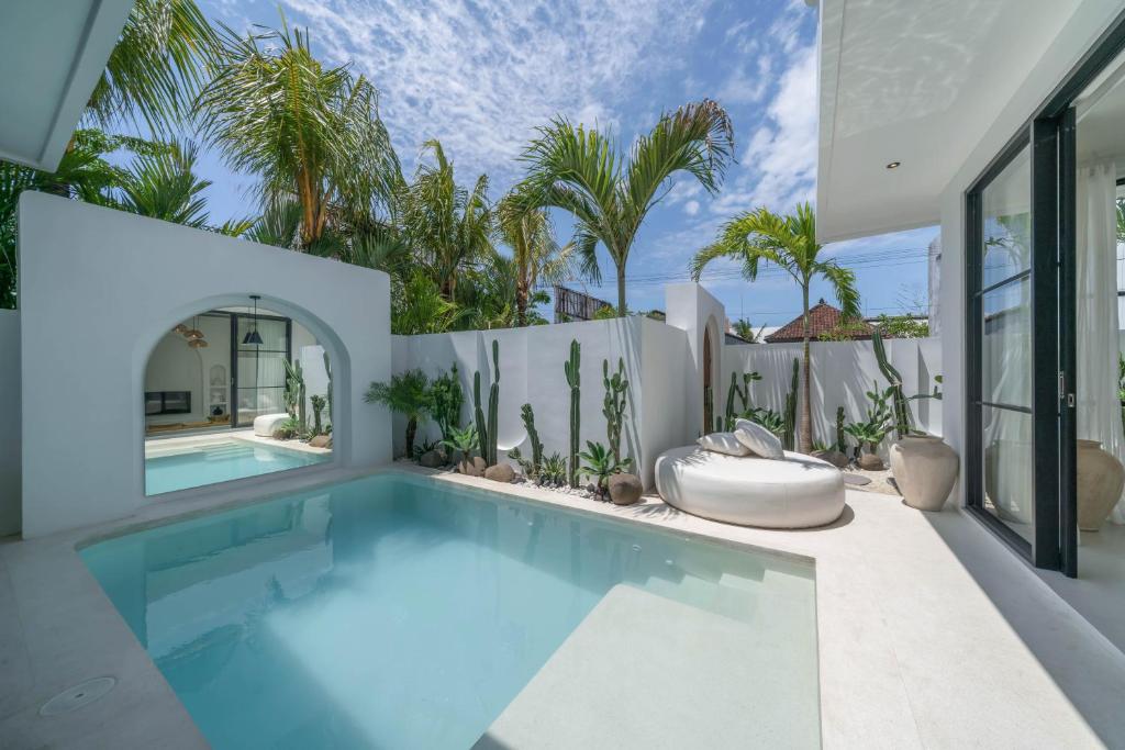 Villa Golden Canggu - Modern Chic 2BR Villa Near Finns Recreation Club ...