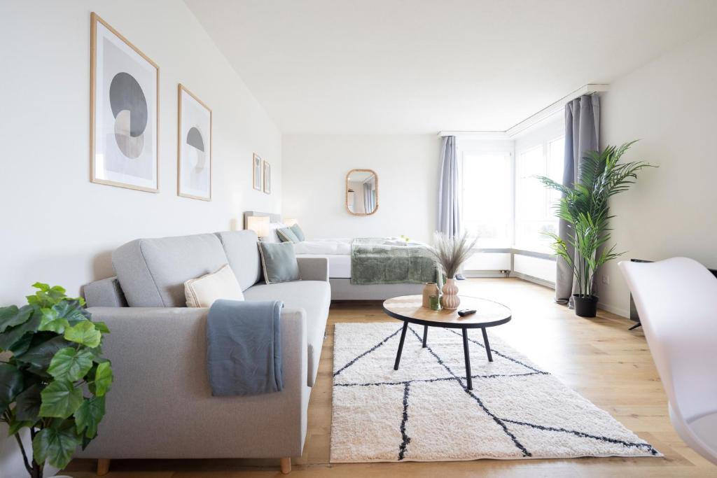 STAYY Sky Studio near Limmattal Hospital - contactless check-in ...