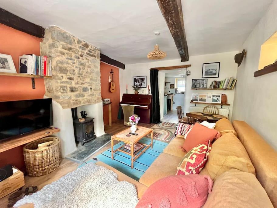 A charming, colourful, country cottage., Stratton (updated prices 2026)