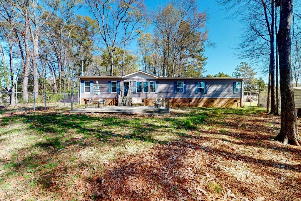 Lakefront Retreat, Saluda (updated prices 2025)