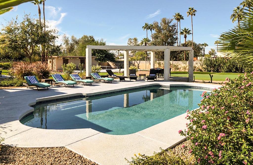 Scottsdale Golf Paradise -1 Acre of Fun 9-Hole Golf Course, Pickleball ...