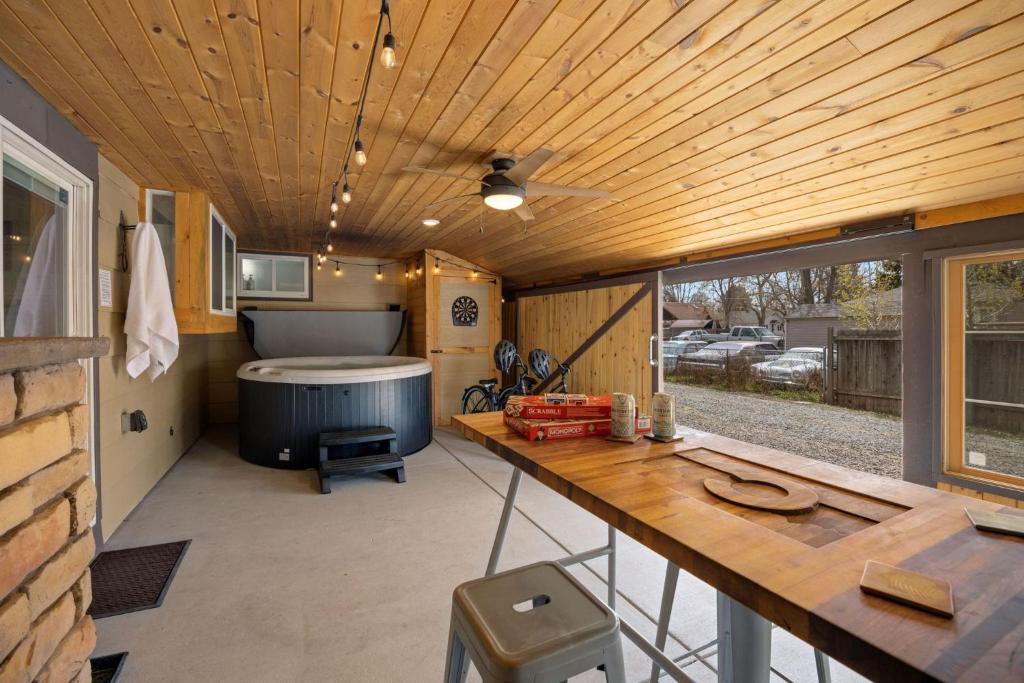 Cozy Mountain Retreat in Downtown - Hot Tub & Bikes!, Loveland (updated ...