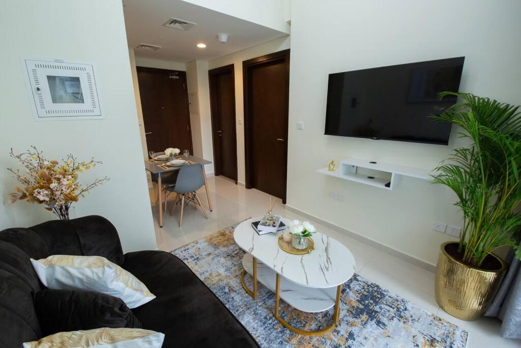 Cozy 1BR with a view of the Canal 5min walk to Dubai Mall, Dubai ...