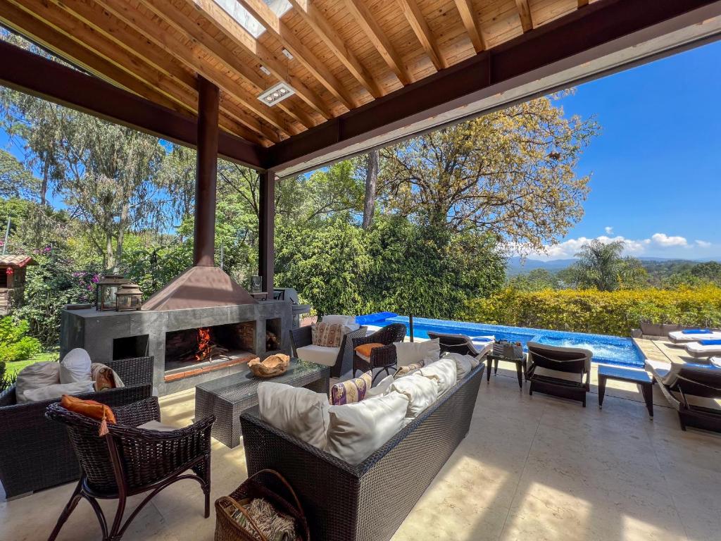 Vista al Nevado: Exceptional Home in Avandaro, Valle de Bravo (precios ...