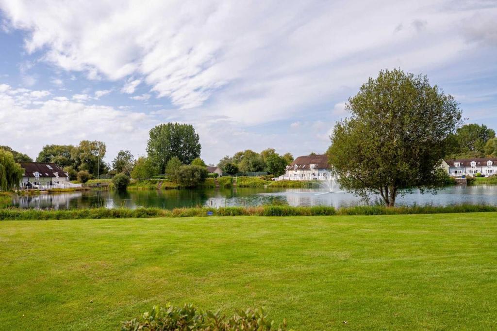 Isis Lakes 55, Lakeside Lodge - P, South Cerney (updated prices 2025)
