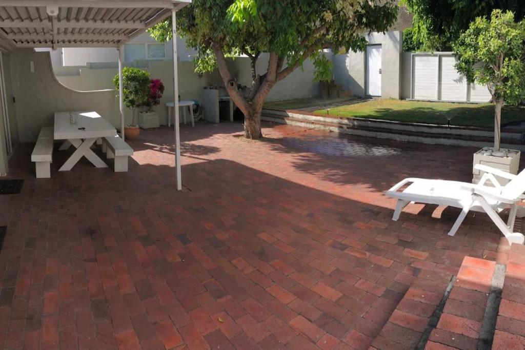 House in Hermanus Voëlklip, Hermanus (updated prices 2025)