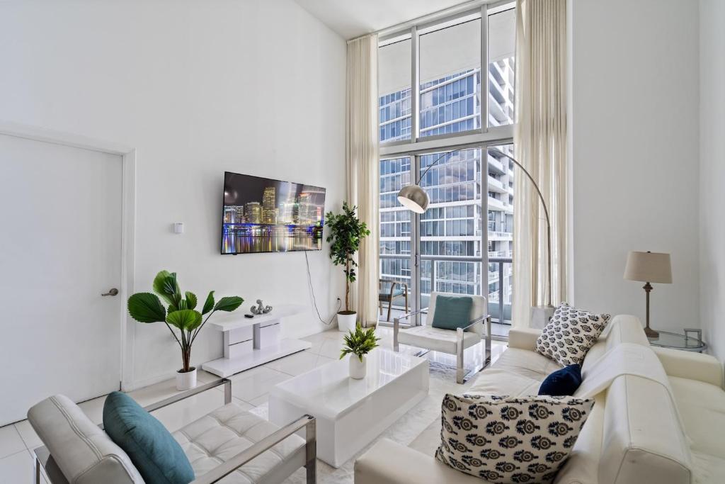 Icon 1 Bed With Water Views 16 ft Ceilings and Free Spa Access, Miami ...