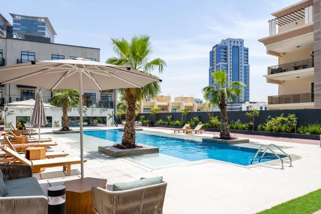 Boho Style 1 Bdr With Huge Terrace, Lux Pool &gym, Dubai ...