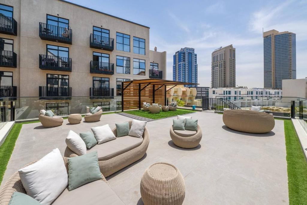 Boho Style 1 Bdr With Huge Terrace, Lux Pool &gym, Dubai (updated ...