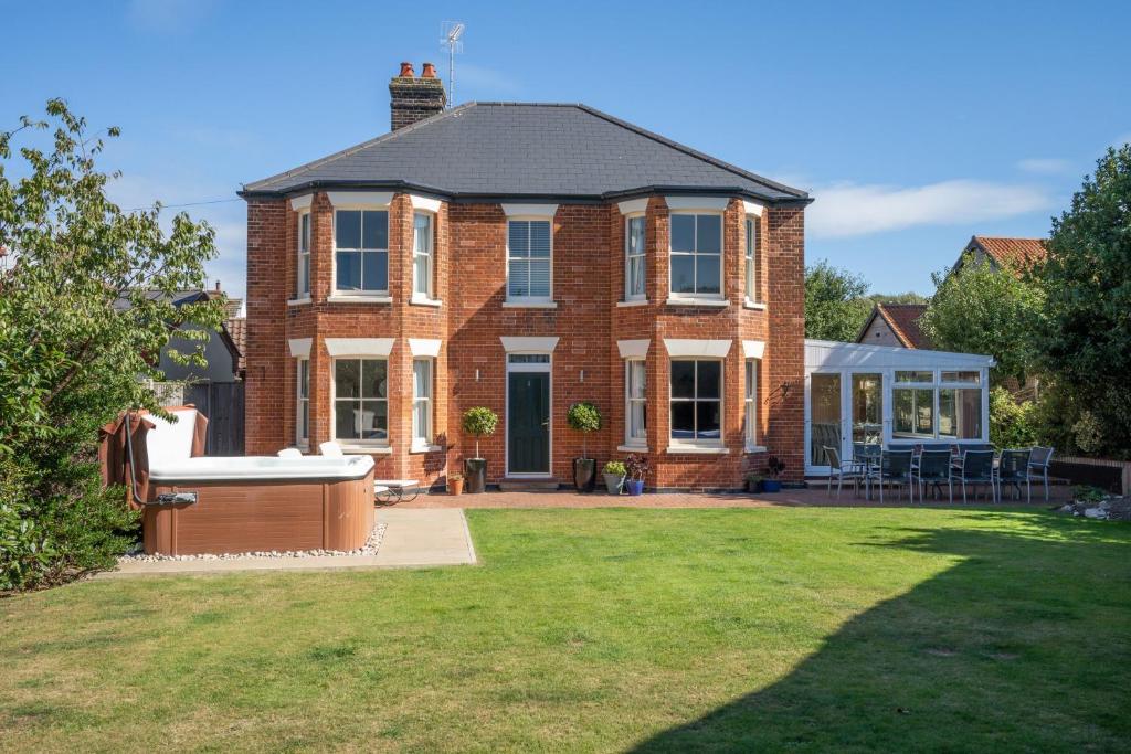 Cleveland House by Winterton Cottages, Winterton-on-Sea (updated prices ...