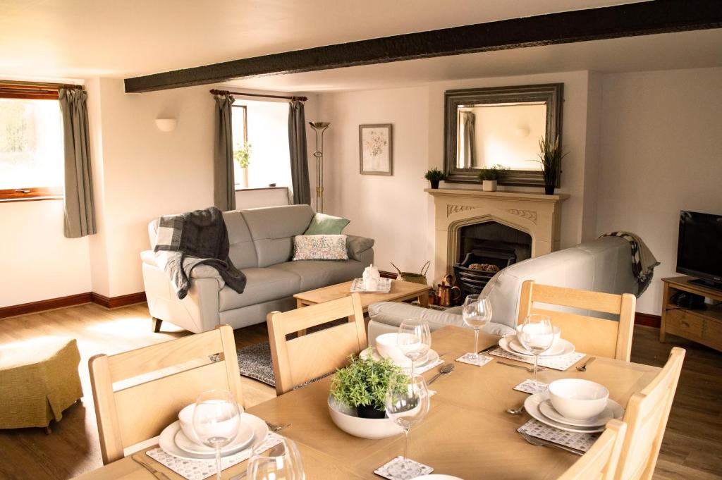 Beech Cottage cosy 7 bed sleeps 9 - dogs very welcome, Holmesfield ...