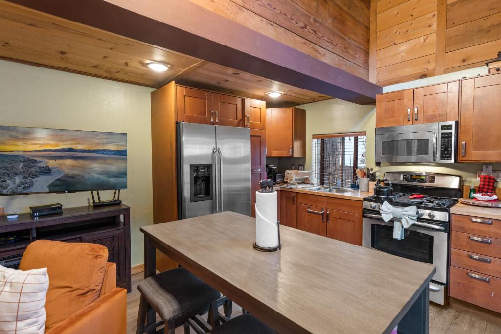 Firelight Cabin - Cute & cozy cabin with a large front yard!, Sugarloaf ...