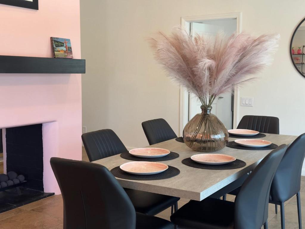 Chanel Estate - Pool Jacuzzi and Pet Friendly, Palm Springs – Updated ...