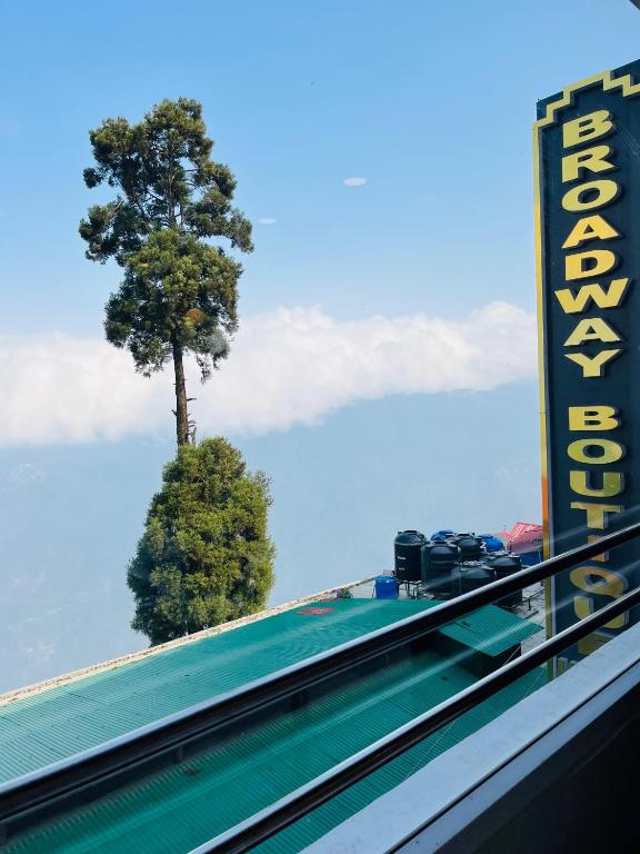Luxury stay at Hotel Broadway Boutique Mall Road Chowrasta Near Mahakal ...