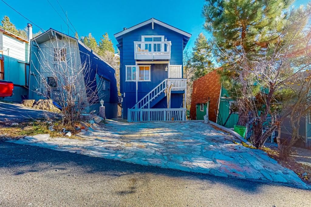 Blue Skies Over Cedar Drive, Arrowbear Lake (updated prices 2025)