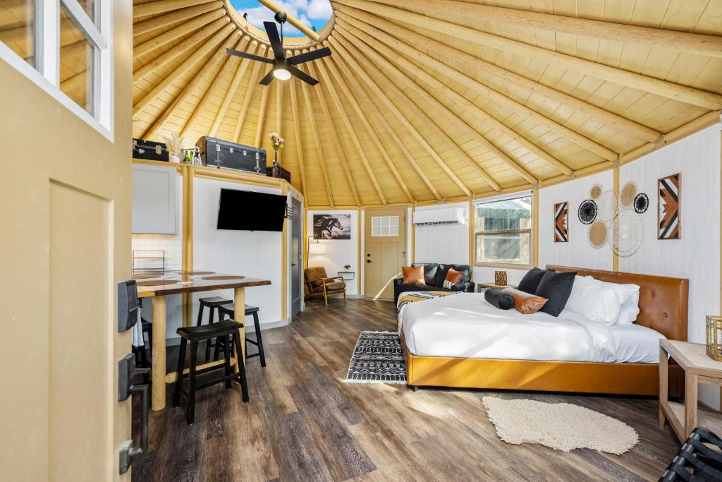 Gentry & Stetson - Freedom Yurt Cabins, Canyon Lake (updated prices 2025)