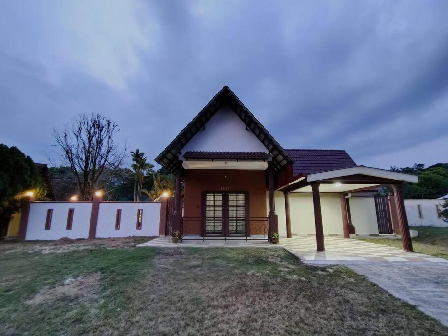 Auro-Villa 1237 with Private Zen Pool, Kampong Alor Gajah (updated prices 2025)