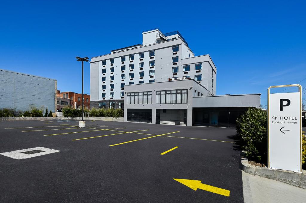 Ly New York Hotel, College Point (updated prices 2025)