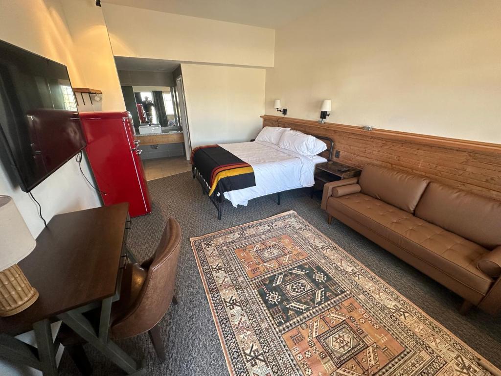 Neon Cowboy Roadhouse at Hunters Hot Springs, Lakeview (updated prices ...