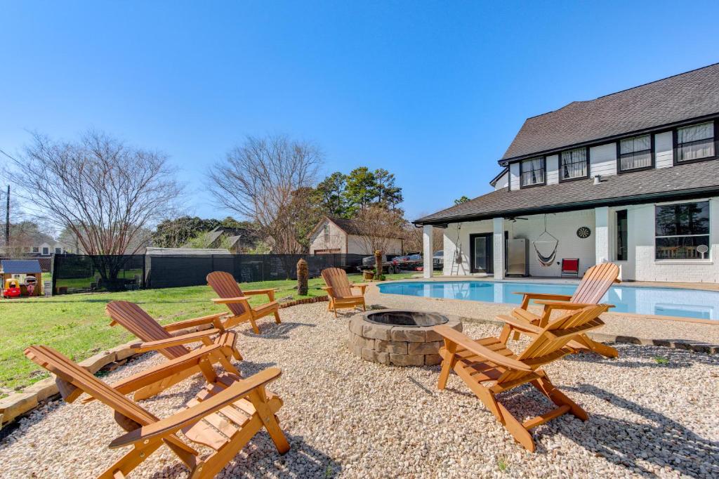 Big 6 Bedroom Home For Families Sleeps over 18 ppl Big Pool 2miles from ...