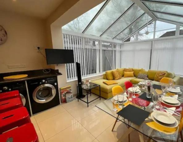 Spacious 4 bedroom house., Earley (updated prices 2025)