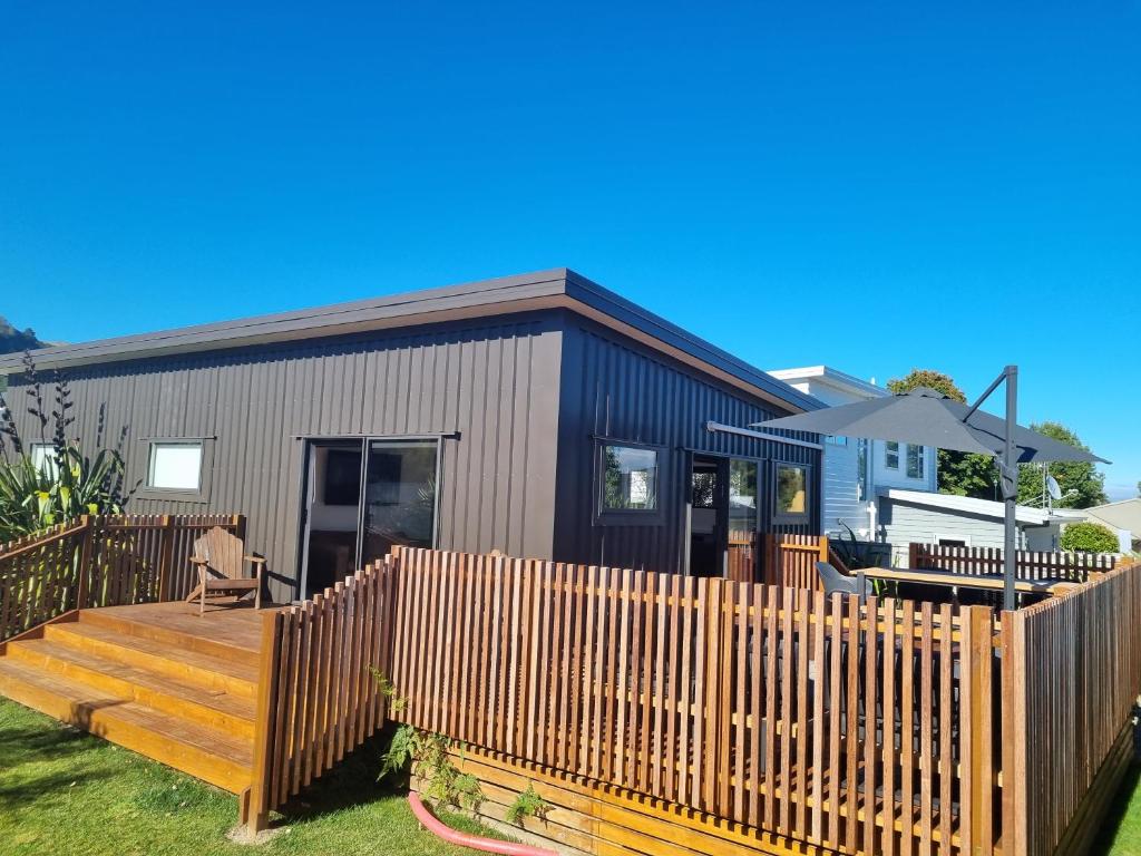 Modern bach ideal for rest and relaxation, Kinloch (updated prices 2025)