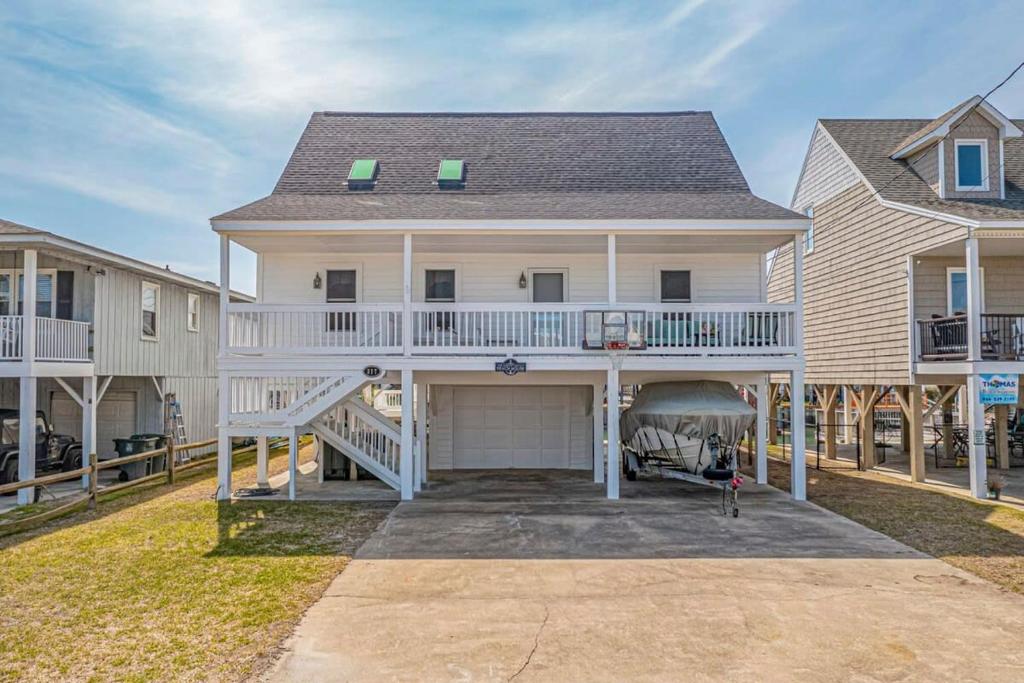 Family The Mariner Adkins House Channel Home with 6 Bedrooms, Myrtle ...