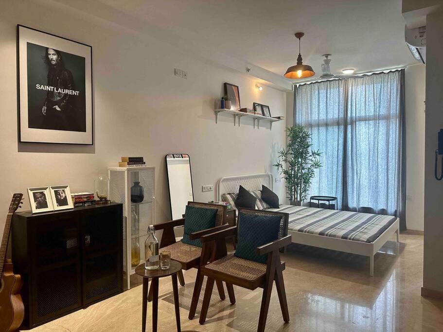 Studio Hollywood, Thane (precios actualizados 2025)