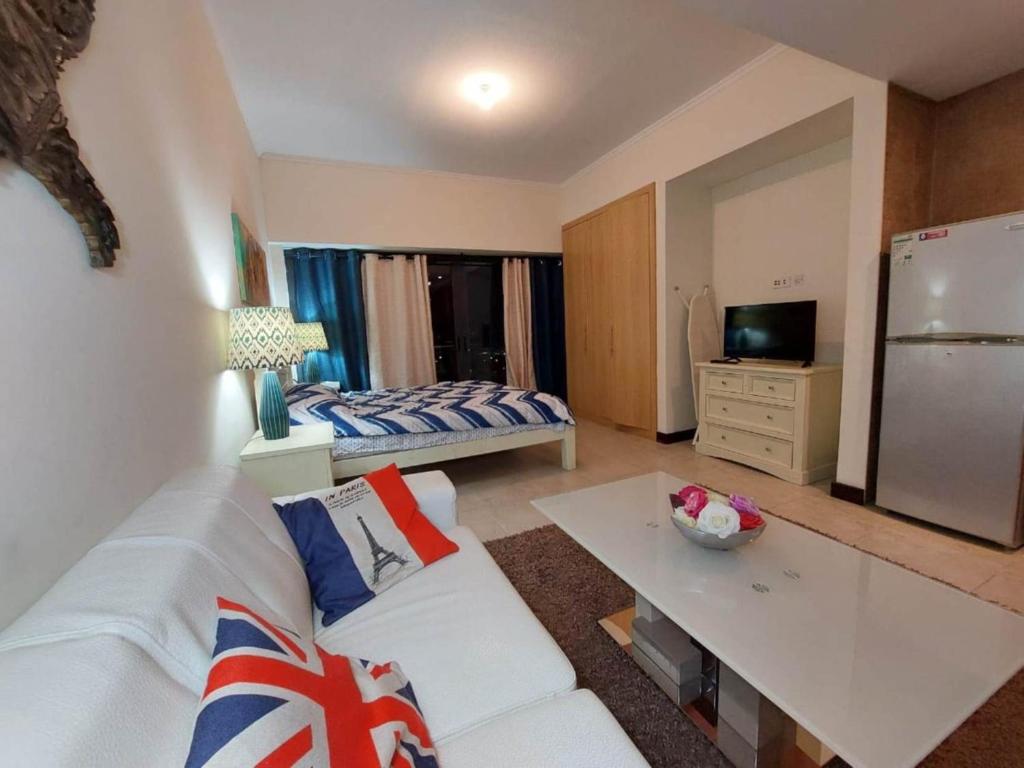 Click Stay - JLT - Entire Studio & Balcony Lakes view Apartment -AM ...