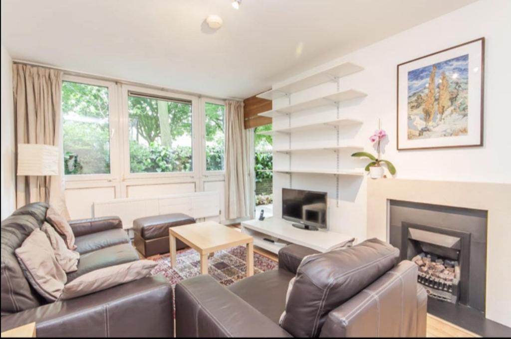 Hollowstone, London (updated prices 2025)