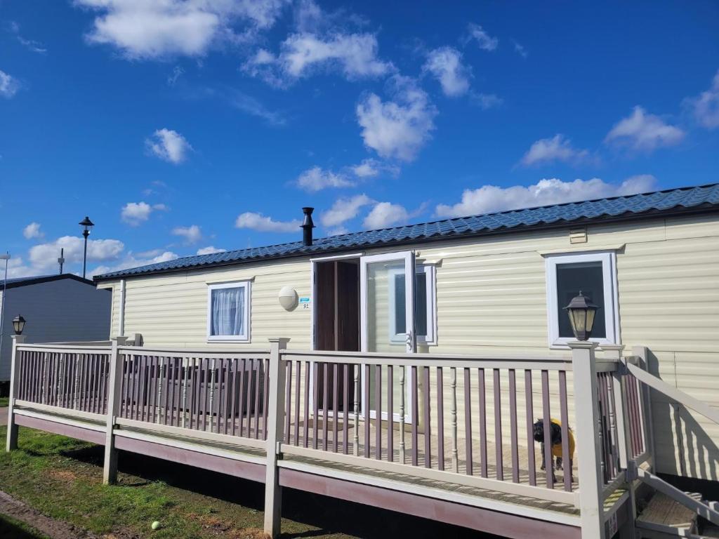 Lovely 8 Berth Caravan With Decking At Sunnydale Park, Lincolnshire Ref ...