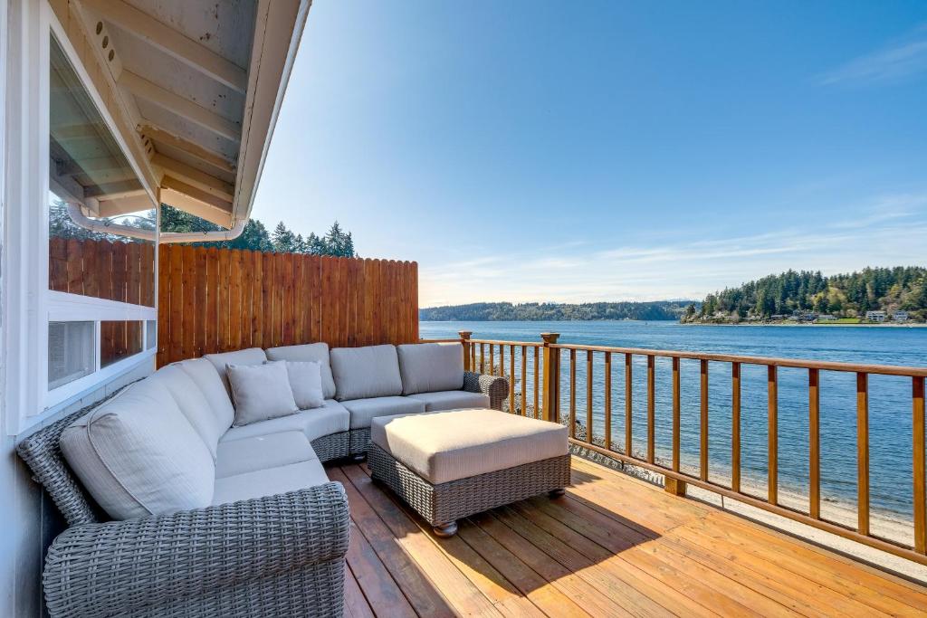 Port Orchard Waterfront Retreat Steps to Beach!, Port Orchard (updated ...