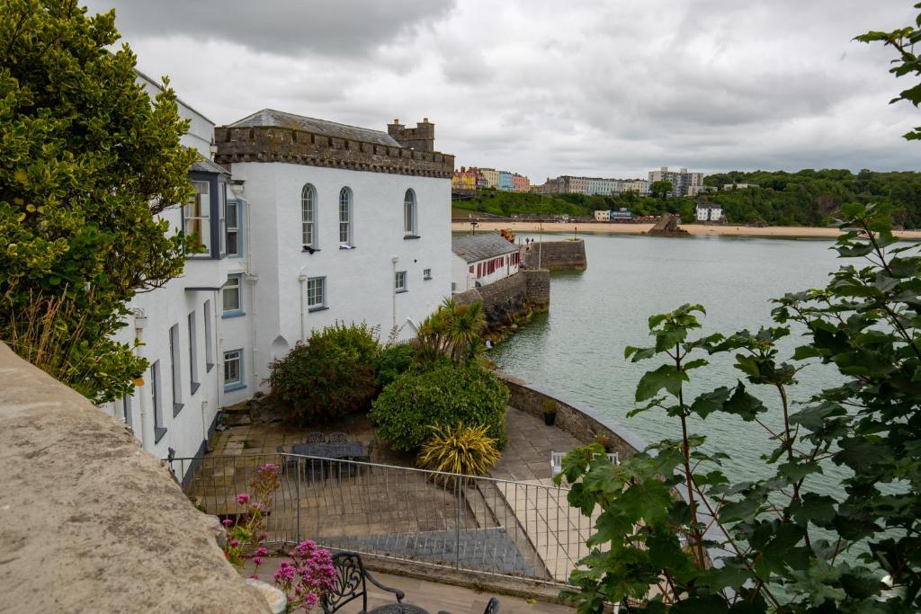 Laston Garden Apartment - Sea Views Large Terrace, Tenby (updated ...