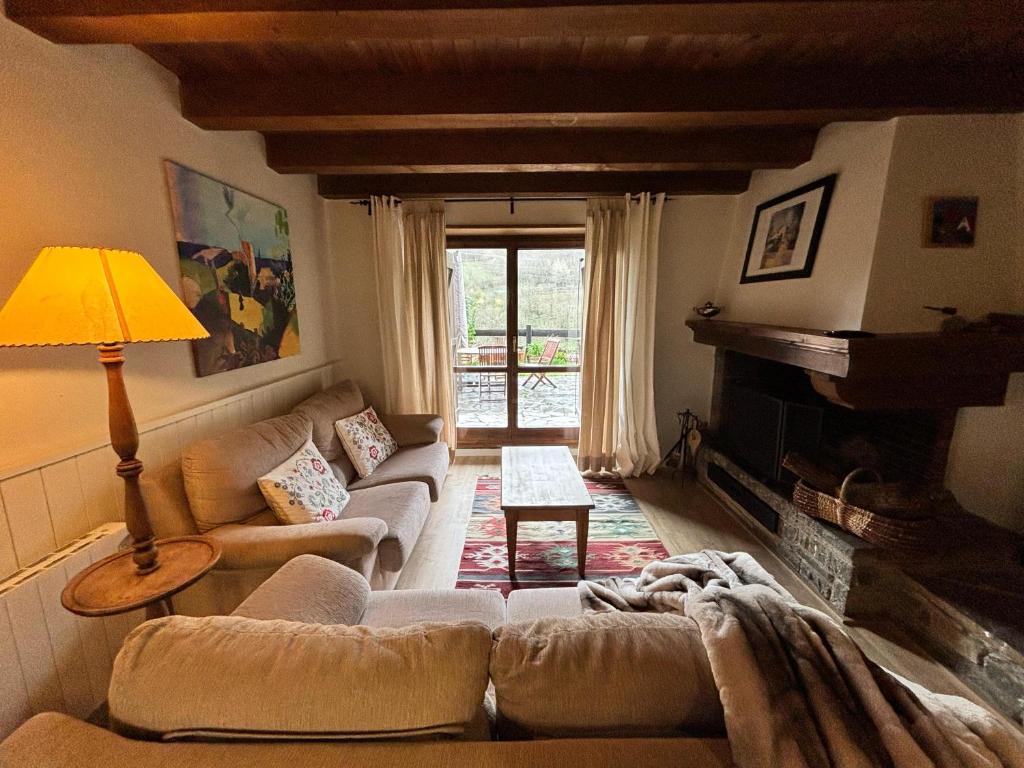 BARN THE RETREAT Casa turquesa en Gessa, Gessa (updated prices 2025)