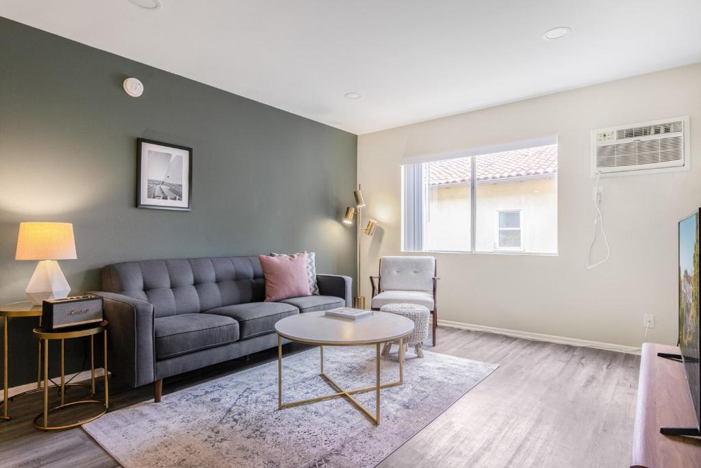 Hollywood 1BR w pool nr Griffith Park trails LAX-117, Los Angeles ...