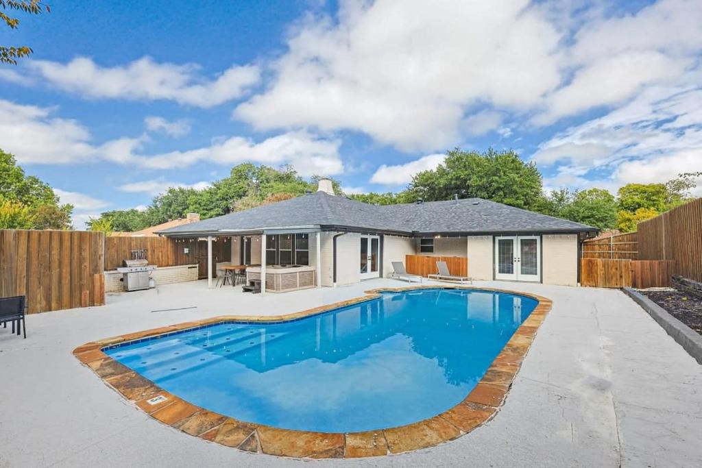 Gorgeous Sunny Home for Big Groups w Private Pool, Garland (updated prices 2026)