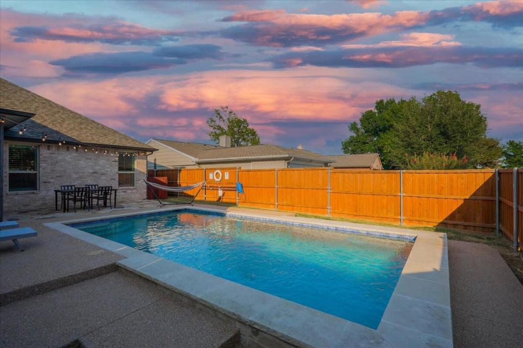 Trendy and Modern home w a Private Pool, Rowlett (aktualisierte Preise ...