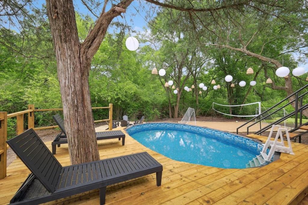 Tropical Oasis - Pool + Beach Volleyball + Firepit, Lancaster (updated ...