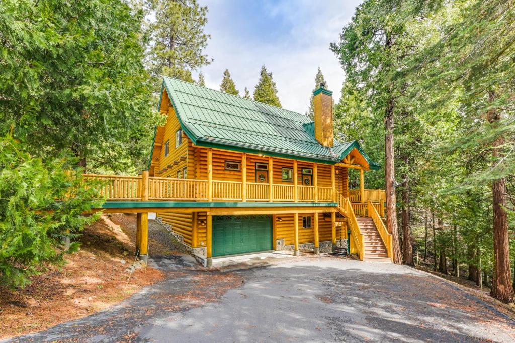 Mountain Cabin with Hot Tub 4 Mi to Shaver Lake!, Shaver Lake (updated ...