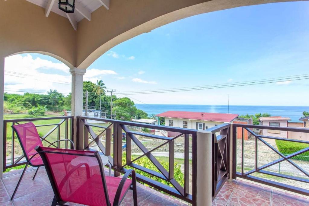 Oceanview Terrace I Full Kitchen I Steps to Beach I WiFi, Saint Lucy ...