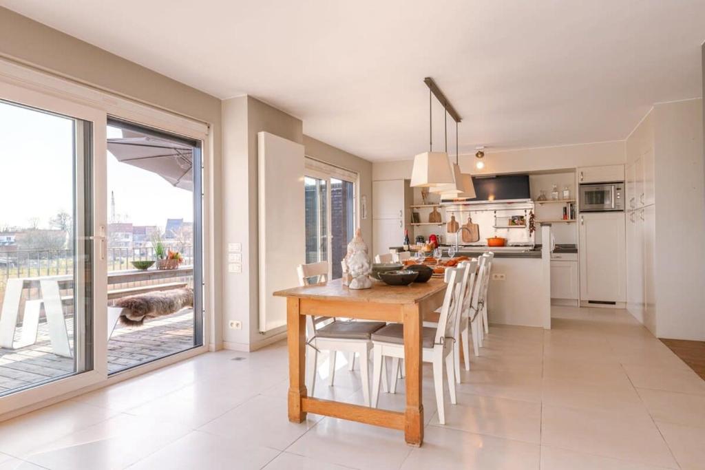 Huswell - Canal view house in Nieuwpoort, Nieuwpoort (preços ...