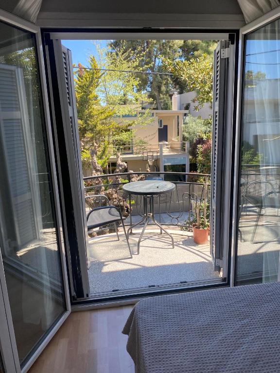 Johnny house, Atenas (precios actualizados 2025)