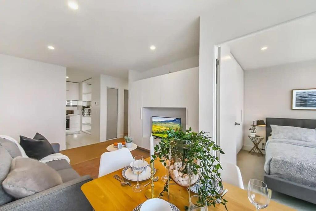 A Comfy & Modern 2BR Apartment Fantastic Views, Melbourne (updated ...