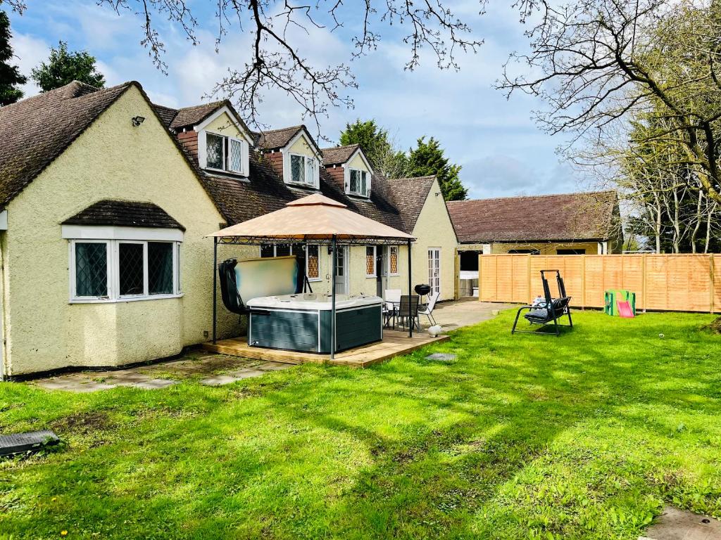 Rural Lodge stay In Windsor! Hot Tub! Sleeps 20, Bray (updated prices 2025)