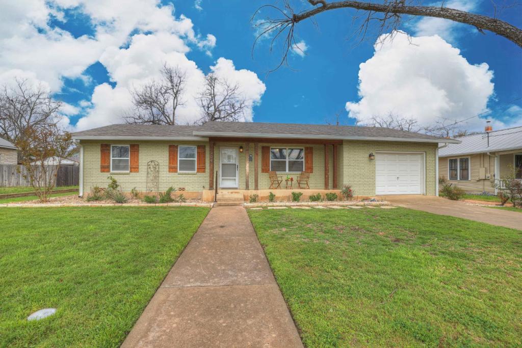 Cora Street Cottage, Fredericksburg (updated prices 2025)