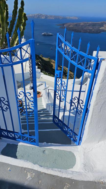 Cactus cave house on the caldera, Firostefani (updated prices 2025)