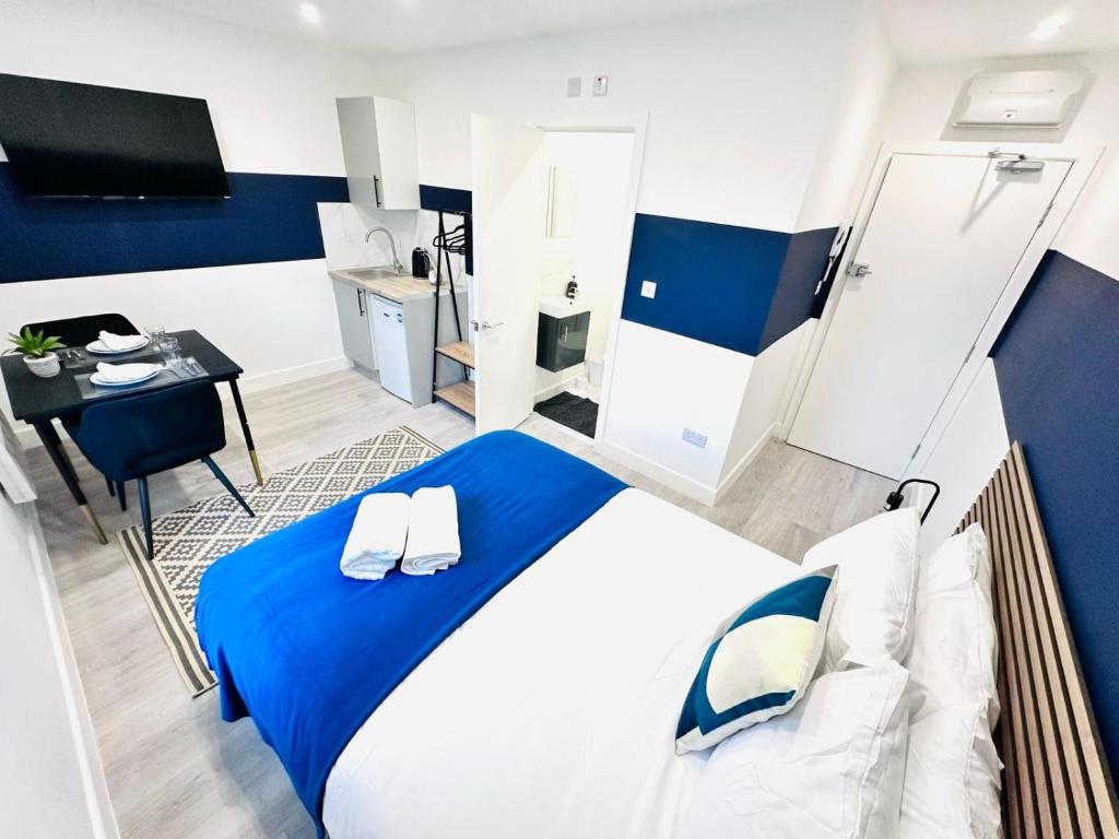 London 58 Blue House City Center Studio, Top Spot, London (updated ...