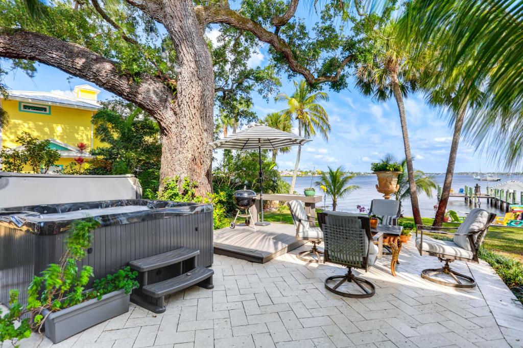 Waterfront Stuart Oasis with Hot Tub and Dock!, Stuart – Prezzi ...