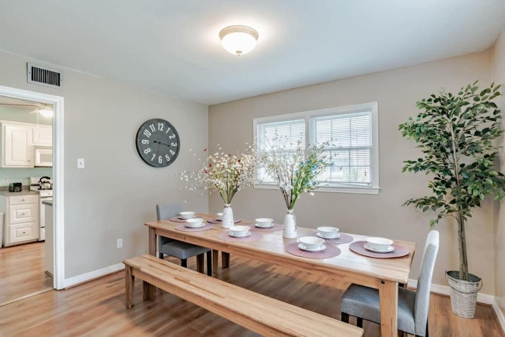 Bel-Air Bungalow- close to Midtown Highways and Downtown Mobile, Mobile ...